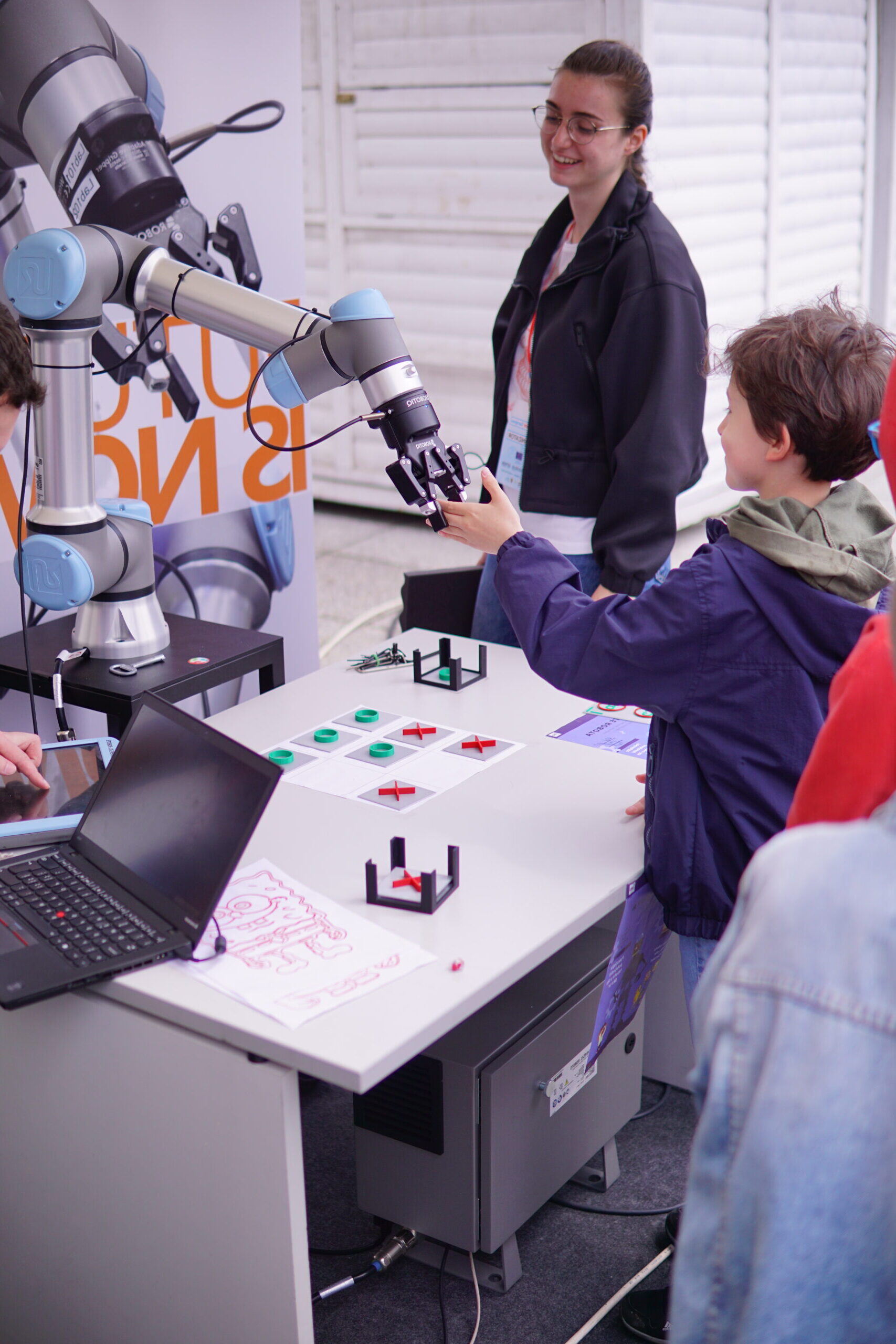 Igra „Iks Oks” s Cobotom na Maker Faire-u 2023 - Sarajevo Maker Faire