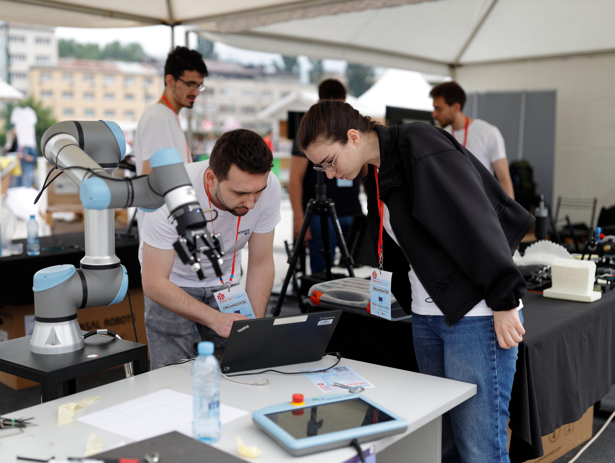 Mobilna laboratorija: Inovacija u pokretu - Sarajevo Maker Faire Igra "Iks Oks" s Cobotom na ...